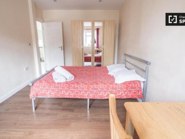 For Rent 3 Bedroom Shared Living/roommate London London DS101836131