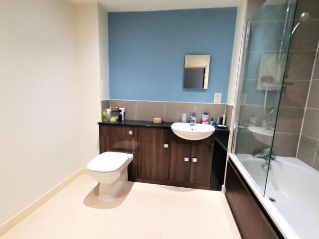 For Rent 3 Bedroom Shared Living/roommate London London DS101852639