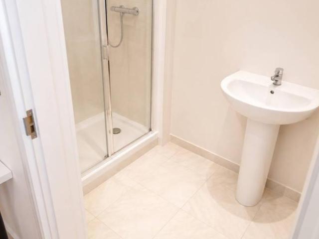 For Rent 3 Bedroom Shared Living/roommate London London DS102852309