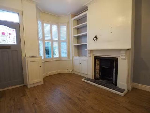 Charming 3 bedroom terraced house for rent in 71 Midland Road.