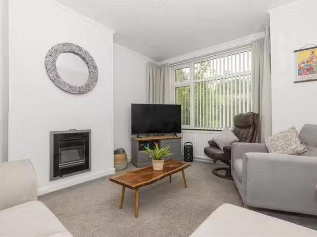 Charming 3 bedroom terraced house for rent in Baden Road, King.