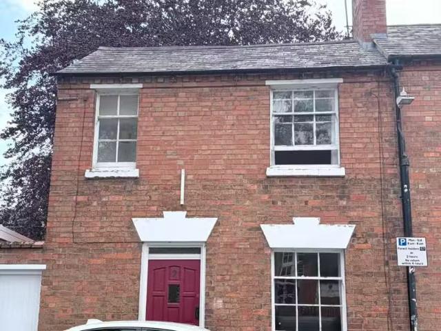 For Rent! 3 bedroom terraced house for rent in Broad Street, S.