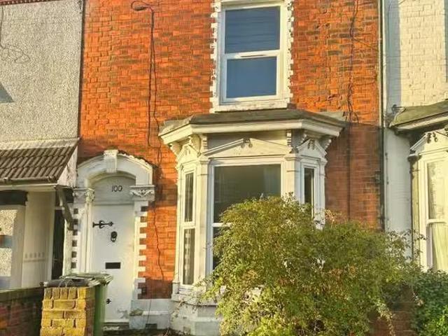 Cheap 3 bedroom terraced house for rent in Legsby Avenue, Grim.