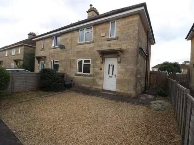For Rent! 3 bedroom terraced house for rent in Wansperson Road.