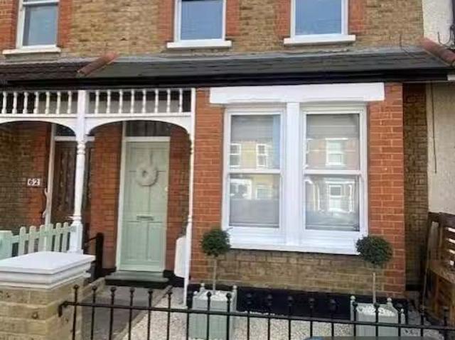 Deal! 3 bedroom terraced house for rent in Victoria Road, Brom.