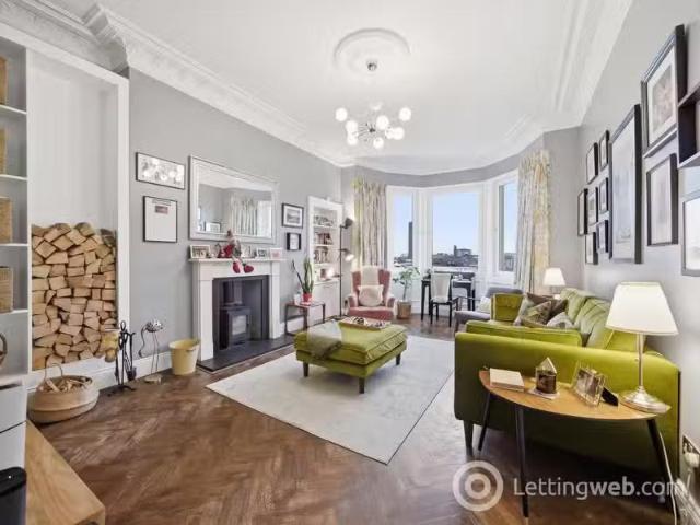 Cozy 3 BR Property to rent in East Claremont Street, Edinburgh.