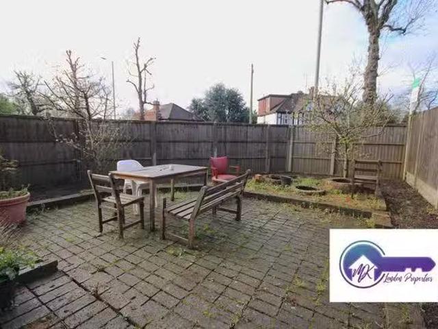 Just in! Terraced house to rent in Oakview Gardens, London N2