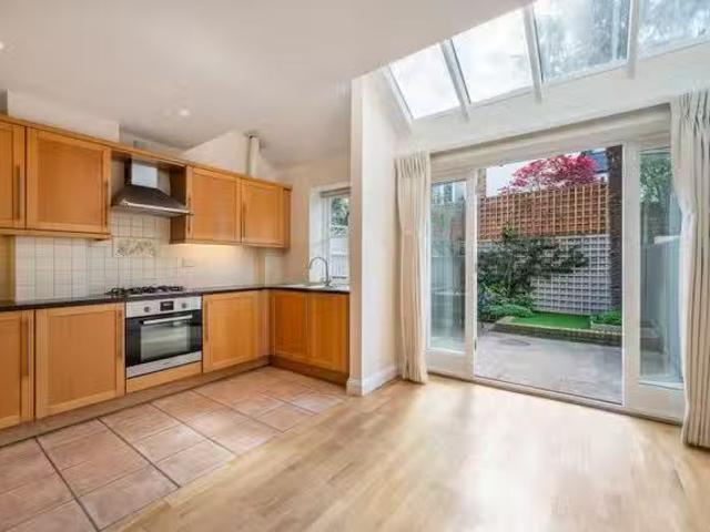 Charming Terraced house to rent in Connaught Mews, Vera Road.
