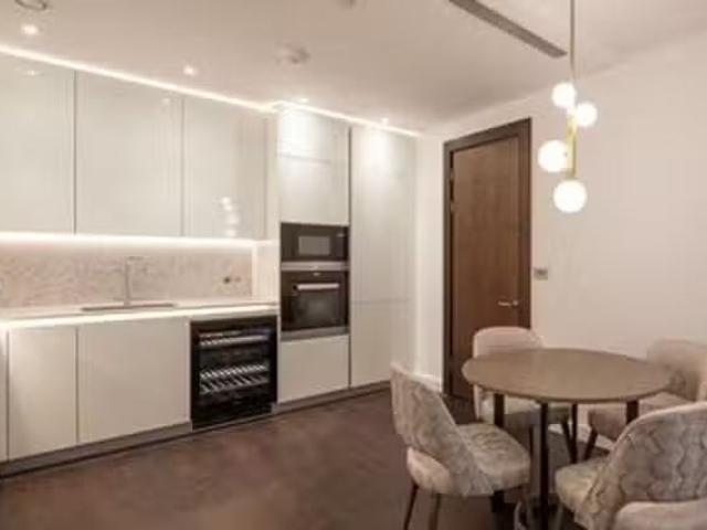 Nice Flat to rent in Charles Clowes Walk, London SW11
