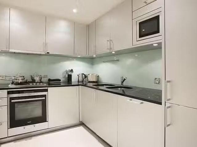 Charming Flat to rent in Broadley Terrace, Marylebone, London.