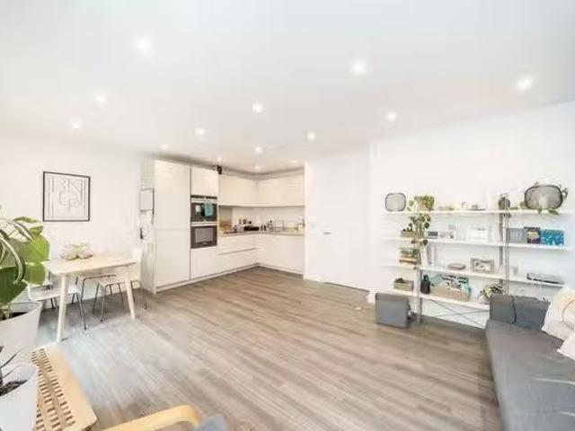 Charming Flat to rent in Enfield Road, Acton W3