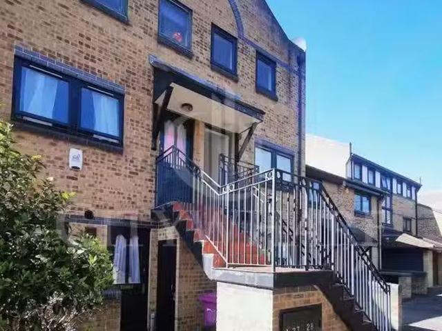 Cozy Flat to rent in Falcon Way, London E14