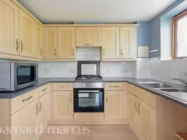Rental! Flat to rent in Harry Close, Croydon CR0