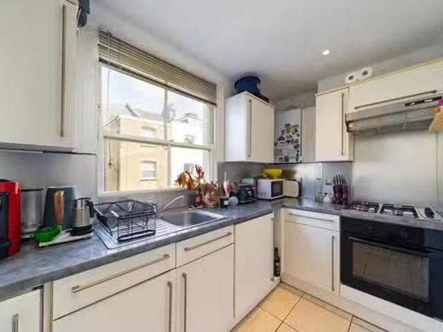 Cozy Flat to rent in Macroom Road, London W9
