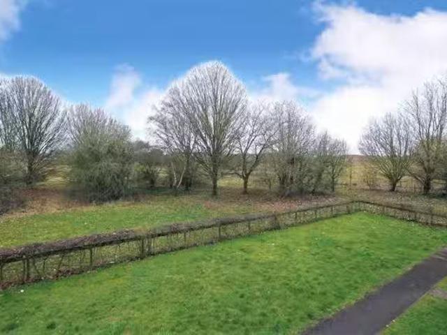 Cheap Flat to rent in Swan Way, Church Crookham GU51