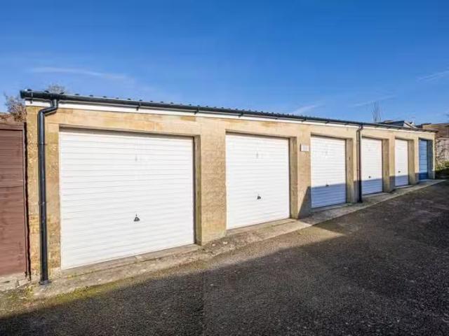 Cheap Garage for rent in Garage 2, John Bevan Close, Uplands.