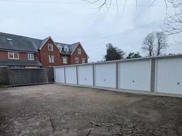 Charming Garage for rent in Rotherwick Court, Farnborough, GU14