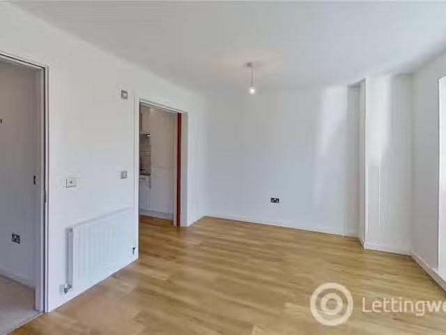 Charming Property to rent in Kimmerghame Row, Edinburgh, EH4