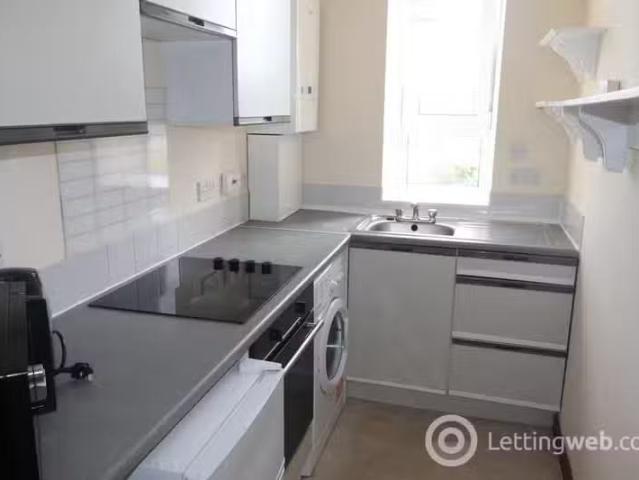 Just in! Property to rent in Thomson Street, First Floor Right.