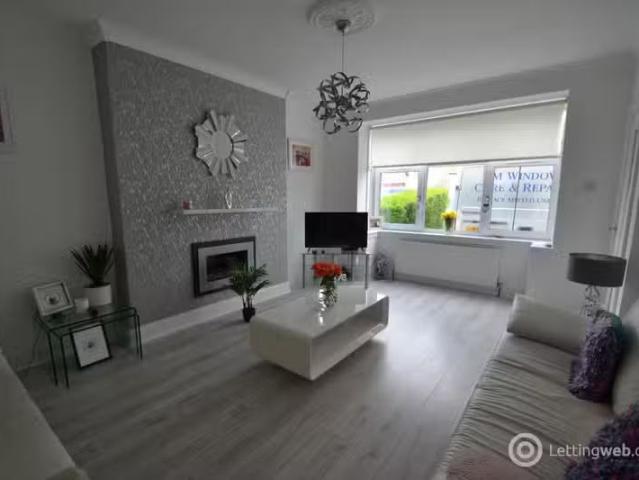 Charming Property to rent in 195 The Oval, Clarkston, Glasgow.