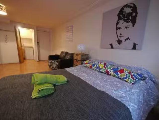 Charming Room to rent in Chatsworth Road, London, Greater Lond.