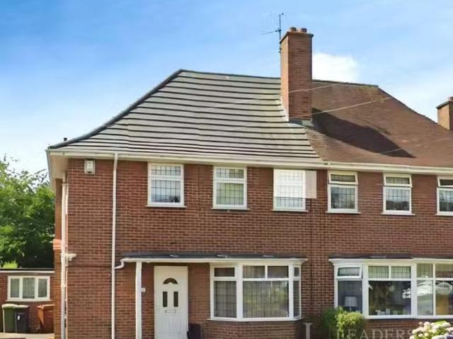 Unique Semi detached house for rent in Tanhouse Farm Road, Sol.