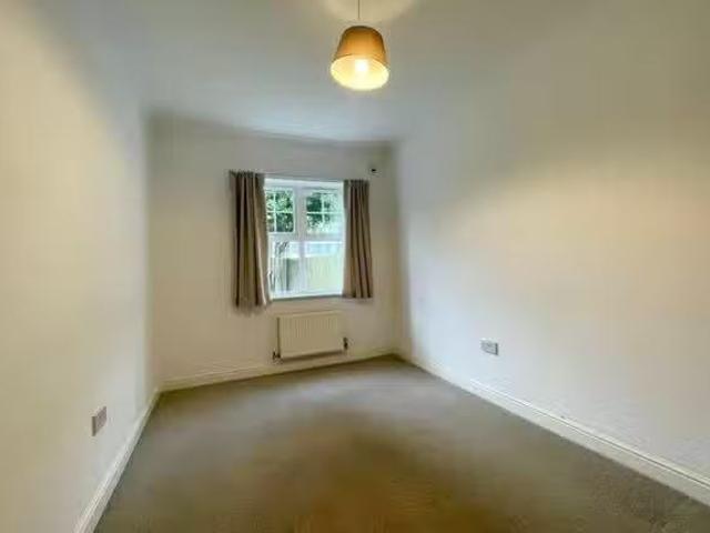Cheap Semi detached house to rent in Dale Grove, North Finchle.