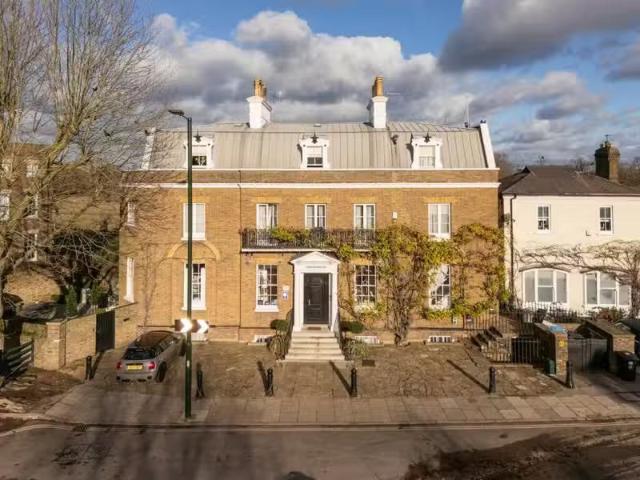 Unique Serviced studio apartment for rent in Hampton Court Roa.