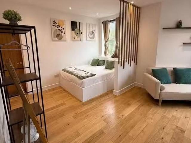 Charming Studio flat for rent in West Hill Road, Bournemouth.