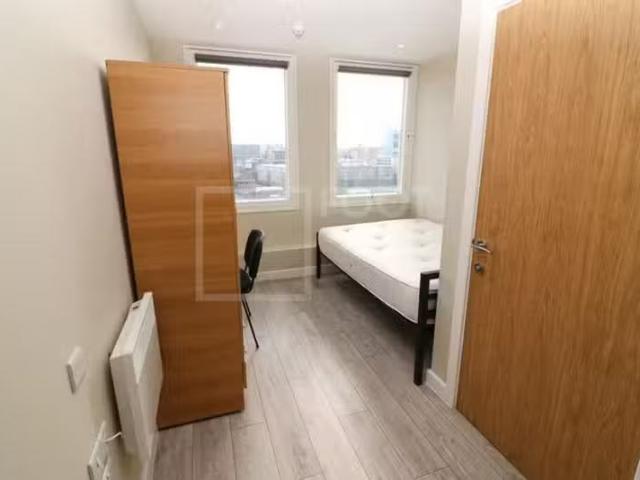 Just in! Studio flat for rent in Colonnade House, Sunbridge Rd.