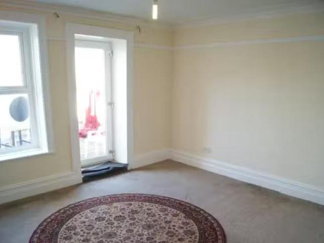 For Rent! Studio flat for rent in Lorne Park Road, Town Centre.