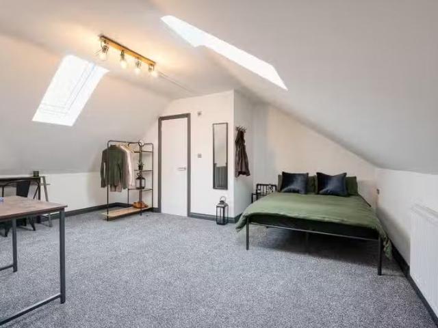 For Rent! Studio flat for rent in Studio 6, Breedon Hill Road.