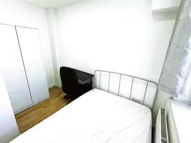 Just in! Studio to rent in Ilford Lane, Ilford IG1