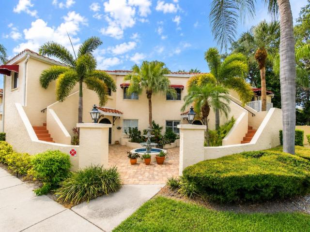 FOR RENT – STUNNING 2 BEDROOM / 2 BATH CONDO IN BRADENTON