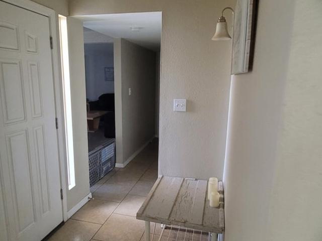 For unfurnished room for rent w pool