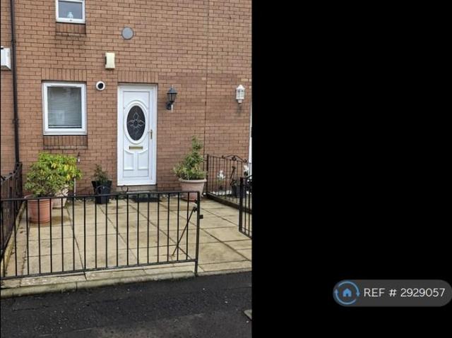 Forbes Drive, Glasgow, G40 2 bed terraced house to rent £1,275 pcm £294 pw