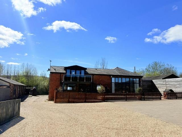 Ford Street, Wellington, TA21 4 bed barn conversion to rent £4,000 pcm £923 pw