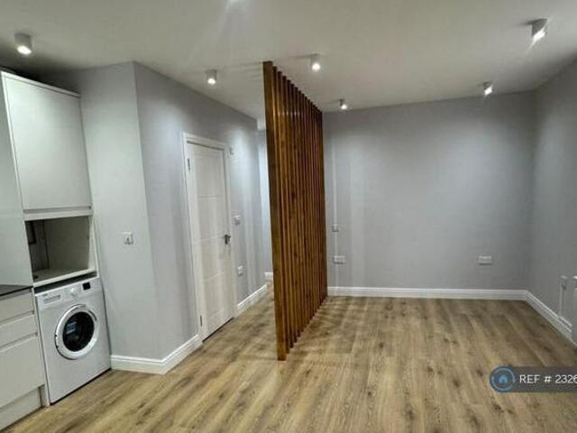 Fore Street, London, Studio Flat For