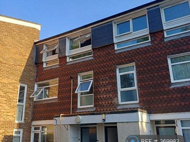 Forest Close, Horsham, RH12 3 bed maisonette £1,340 pcm £309 pw