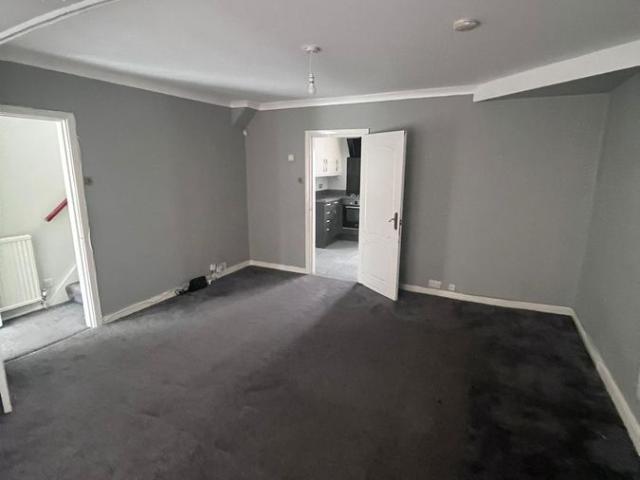 Forest Avenue, Chigwell IG7, 3 bed semi detached house to rent, £2,250 pcm | PrimeLocation