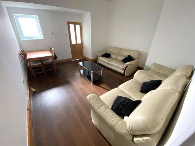 Forest Drive East, Leytonstone E11, 1 bed flat to rent, £1,600 pcm | PrimeLocation