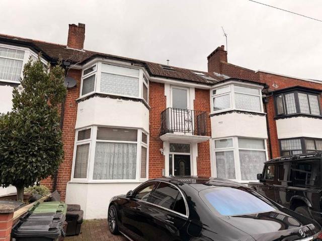 Forest Drive West, Leytonstone, London 3 bed flat to rent £2,250 pcm £519 pw