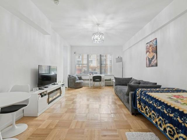 Forest Hills NY LS102245915