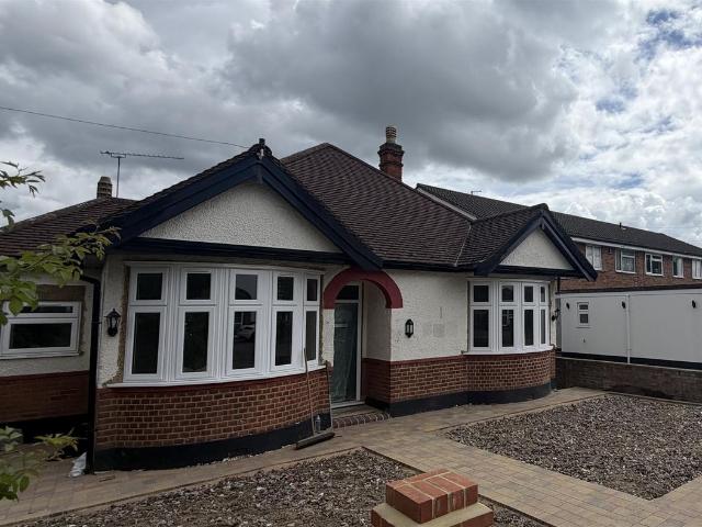 Forest Side, Chingford E4, 3 bed detached bungalow to rent, £2,500 pcm | PrimeLocation