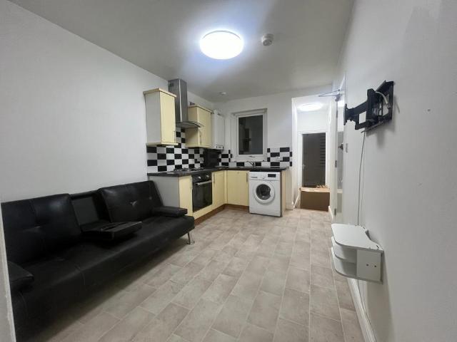 Forest Road, Walthamstow, E17 2 bed flat to rent £1,647 pcm £380 pw