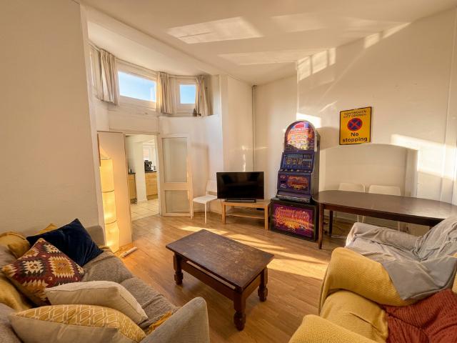 Forest Road West F 1 5 Bed Ex. 5 bed flat to rent £2,612 pcm £603 pw