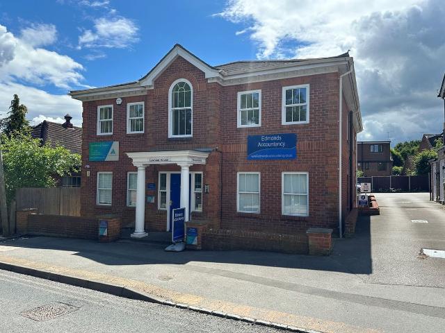 Forest Road, Binfield RG42, 2 bed flat to rent, £1,500 pcm | PrimeLocation