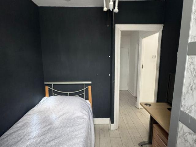 Forest Road IG6, Room to rent, £600 pcm | PrimeLocation