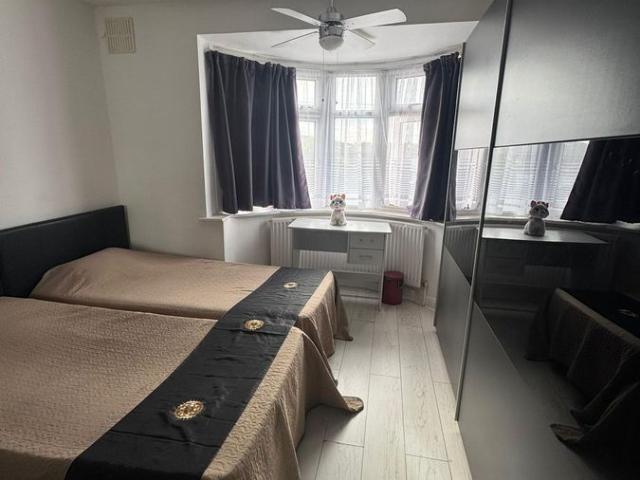Forest Road IG6, Room to rent, £900 pcm | PrimeLocation