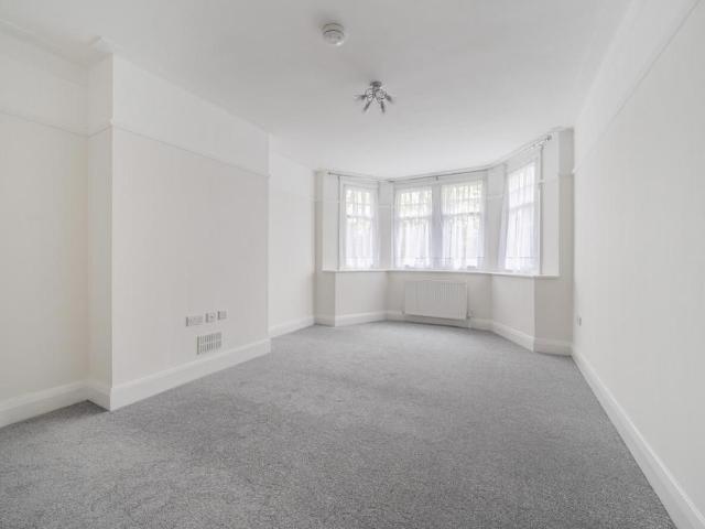 Forest Rise, London, E17 2 bed flat to rent £2,100 pcm £485 pw
